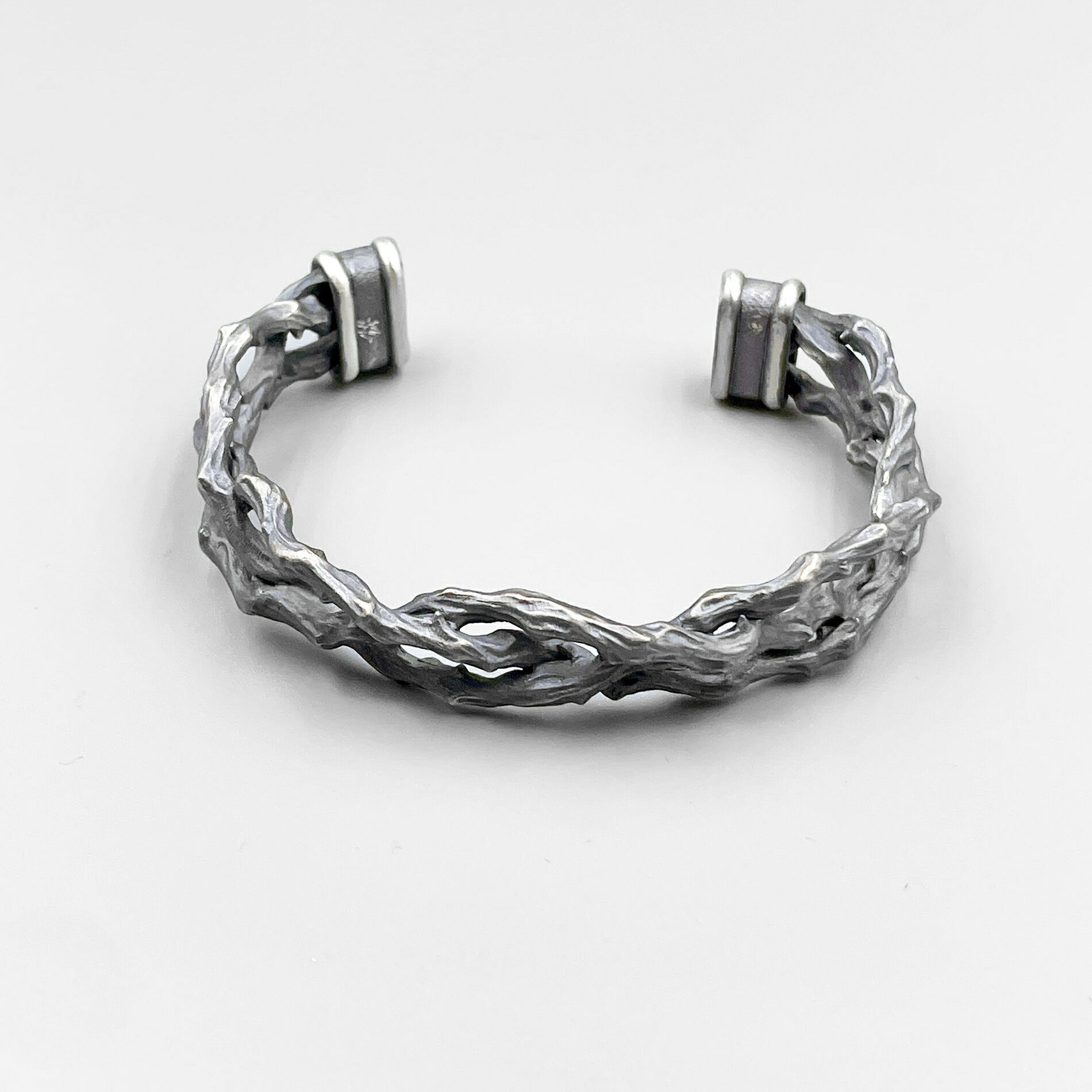 Mad Graffiti パッションバングル　M ■商品詳細 Item No.MG-BG-0002 正面縦寸法：14mm 総重量：38.9g 着用寸法：16.5cm 内径タテ幅：4.2cm 内径ヨコ幅：5.8cm 内径の円周：16.5cm ...