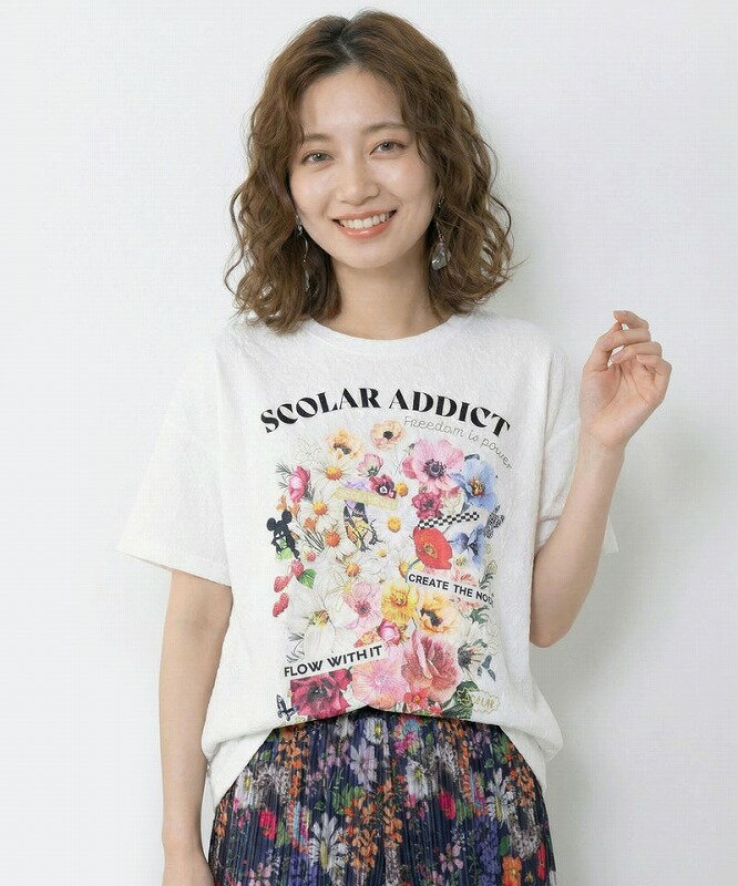 【鮮やかなお花×前向きフレーズで気分も上がる！】 ・やわらかく、ほんのり透け感のあるローズジャガード生地を使用 ・気になる部分をカバーしてくれるふんわりシルエットと丈感がポイント ・パンツ合わせでラフに、スカート合わせで春らしく華やかに♪ ...