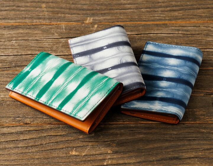 ひとつひとつ手作業で丁寧に絞られるため、同じ模様はひとつも存在しないオンリーワンな表情になっています。 にじみやぼかし、色の濃淡が作り出す唯一無二の模様が最大の魅力の絞り染めシリーズ。 高級感を感じさせつつも「普段から使える」雰囲気と 鮮や...