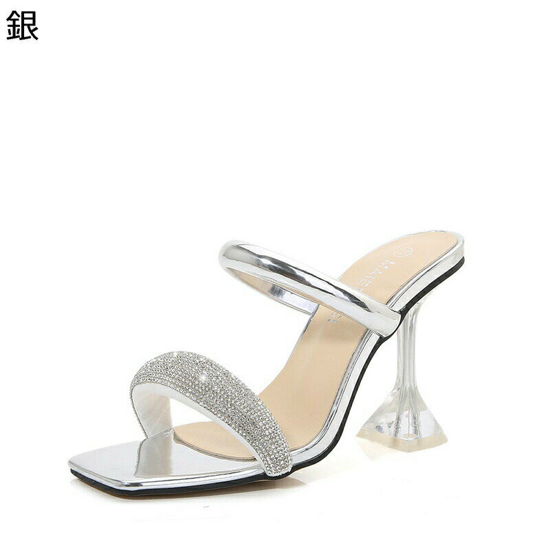 　　　 ◆◇◆人気の秘密◆◇◆ ヒール約9cm ヒール部分のヒカルラインがラグジュアリー感ヒールでトレンドを掴んだ、魅力的溢れる一足独特のカットワークで履きやすさがありつつ、甲に心地よくフィットします。 「美脚に魅せる、ベルト幅」甲と指先に...