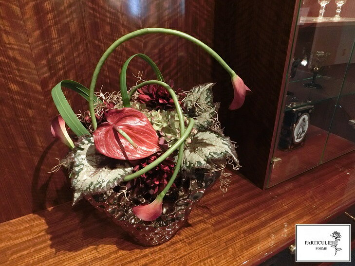 ■サイズ [全長] 　高さ 52cm / 幅 45×32cm 　手作りの為、多少の誤差はご了承願います。 ■材料(アートフラワー：造花) 　ハイドランジア,カラー,アンスリウム,スウォード,ベゴニア,フェアリーバイン 　ダリア,サマーグレー...