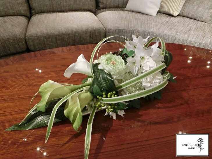 ■サイズ [全長] 　高さ 28cm / 幅 60×28cm 　手作りの為、多少の誤差はご了承願います。 ■材料(アートフラワー：造花) 　ハラン,ユーチャリス,カラー,シャクヤク,ダリア,ラナンキュラス,マウンテンベリー,ハイドランジア,...