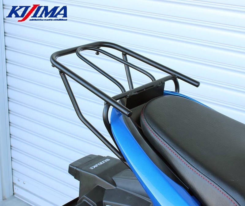 ◆適合車種：SUZUKI GIXXER 150◆最大積載量：5kg◆材質：スチール◆カラー：ブラック※装着の際にマッドガードへの穴あけ加工が必要です。荷物の積載やリアトランクの装着など、街乗りでの利便性が向上するリアキャリア。