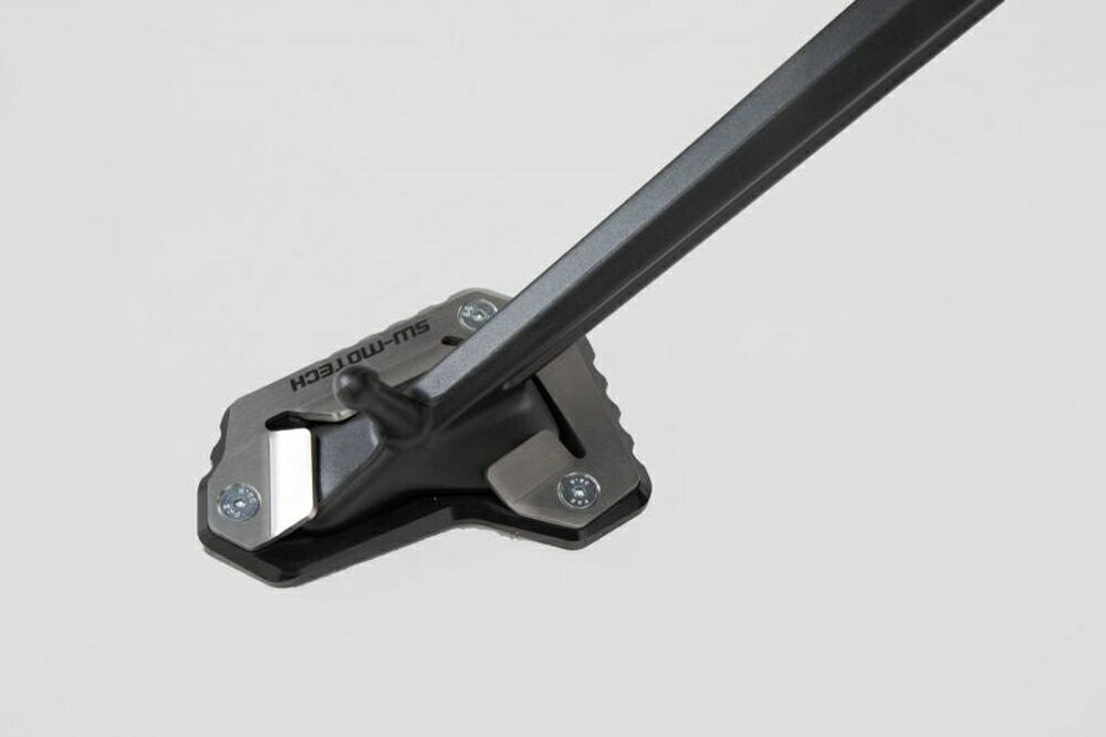 ◆適合車種 TRIUMPH TIGER 1200 EXPLORER '2015 〜 '2015このサイドスタンドエクステンションは、地面との接触面積を増やし、砂利や凹凸などの不安定な場所でも安心して駐輪できるアイテムです。CNC切削されたア...