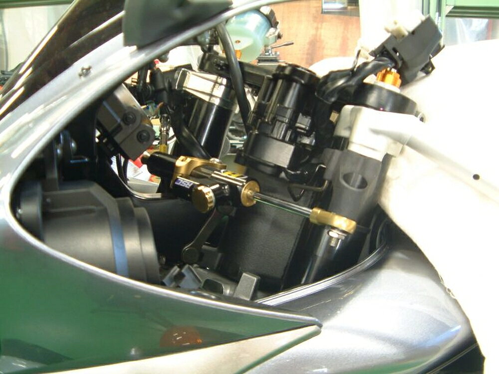 ◆適合車種 YAMAHA YZF-R1 '2004 〜 '2008最適な位置にHYPERPROステアリングダンパーを固定できる車種別ステーとダンパークランプのセット。 ステーは車両によってCNCタイプ(アルミ削り出し)と、スチールタイプ(鉄...