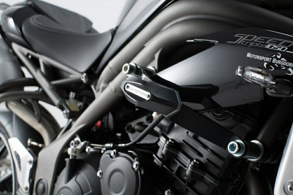 ◆適合車種 TRIUMPH SPEED TRIPLE 1050 '2010 〜 '2010 TRIUMPH SPEED TRIPLE 1050 R '2010 〜 '2010摩耗に強い合成樹脂が衝撃から保護します。 完成されたデザインはオー...