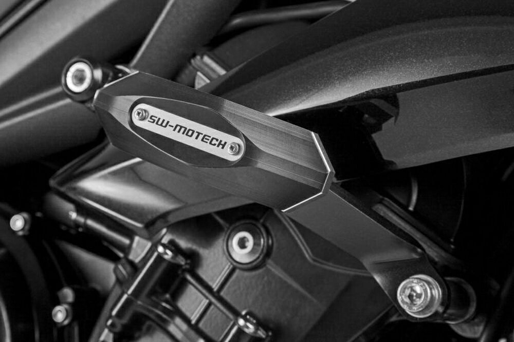 ◆適合車種 TRIUMPH SPEED TRIPLE '2012 〜 '2012摩耗に強い合成樹脂が衝撃から保護します。 完成されたデザインはオートバイから浮くことなく、一体感のある雰囲気を醸します。また取付は、付属のマウンティングマテリア...