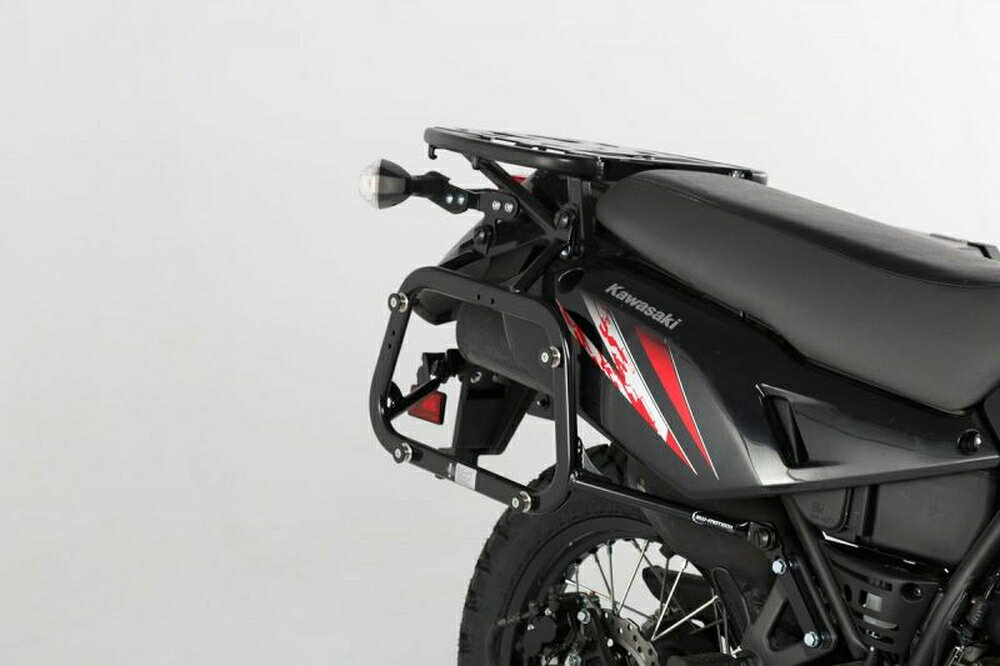◆適合車種 KAWASAKI KLR650 '2008 〜 '2008▲アダプターキットは別売です ハードケースを固定するためのスチール製サイドキャリア。 QUICK-LOCK機構で、ファスナーを4分の1回転させるだけでキャリアを外すことが...