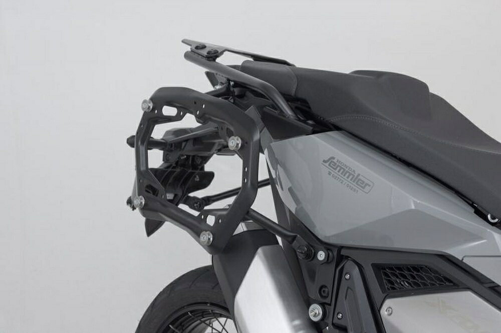 ◆適合車種 HONDA X-ADV '2020 〜 '2020ハードケースを固定するためのスチール製サイドキャリア。 QUICK-LOCK機構で、ファスナーを4分の1回転させるだけでキャリアを外すことができます(車体には目立たないアタッチメ...