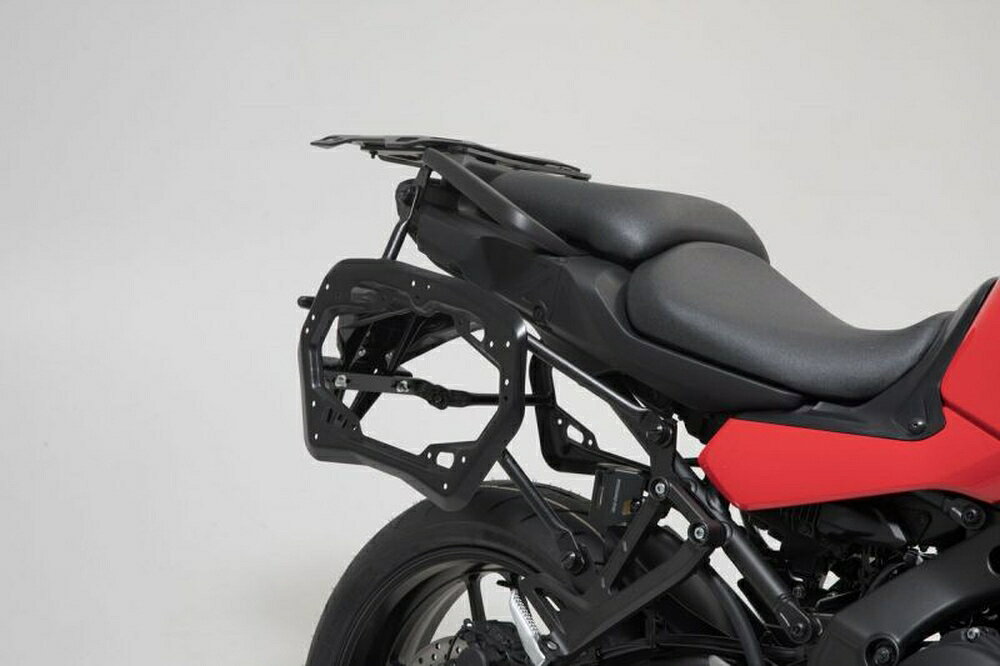 ◆適合車種 YAMAHA TRACER9 GT '2021 〜 '2023ハードケースを固定するためのスチール製サイドキャリア。 QUICK-LOCK機構で、ファスナーを4分の1回転させるだけでキャリアを外すことができます(車体には目立たな...