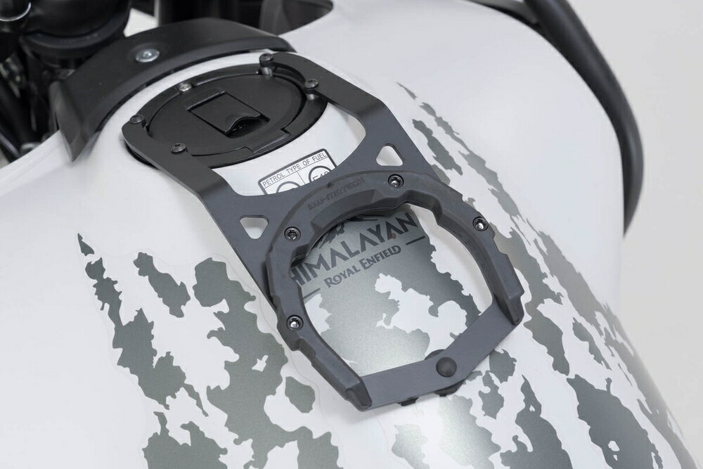 ◆適合車種 ROYAL ENFIELD HIMALAYAN450 '2023 〜 '2023PROタンクバッグシリーズを装着するためのアタッチメントです。 適合車種をご確認の上、お選びください。 ＜適合表は こちら ＞ ※掲載している車種・...