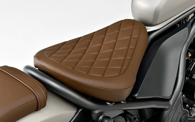 ダイアモンドステッチ風ワディング表皮がタフなアクセントを与えるスペシャルシート。 着座部に厚さ60mm以上のクッションを採用し、専用チューニングを施すことで、スリムな形状ながらしっかりした着座フィーリングを確保しています。 また、ウェルダー...