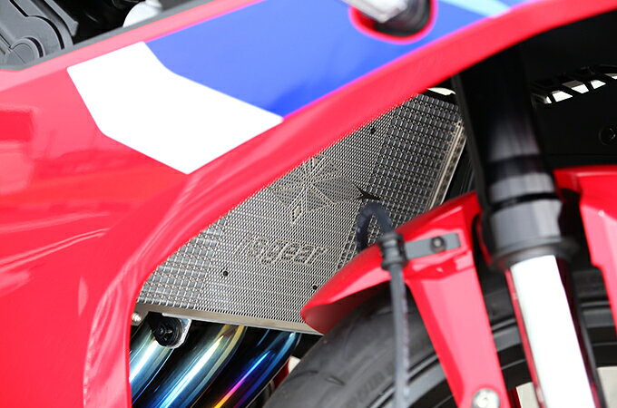 ◆適合車種 CBR650R('19-’22)('23)('24-)・CB650R('19-’22)('23)('24-) フロントタイヤからの小石等によるダメージや昆虫によるフィンの目詰まりを最小限に。 センター部は細かいメッシュ、両サイド...
