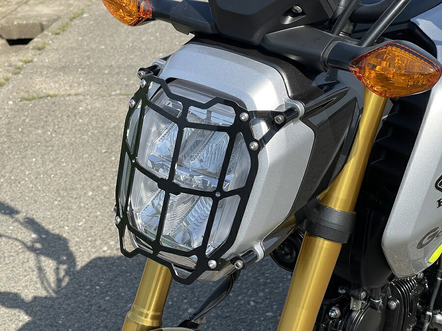 メーカー品番: 32415 JANコード: 4522285324153 ヘッドライト周りの破損を抑えオフローダーなルックスにカスタムします。 専用にデザインされたプレートは照射を妨げず、ヘッドライトを傷や割れから守ります。 ◆ヘッドライト周...