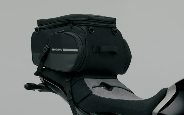 ピリオンシート形状にマッチしたシンプルで機能的なシートバッグ。 バッグ左右に小物を収納可能。レインカバーを同梱しています。 ◆適合機種：Honda CB1000R 18〜20 (SC80) / 400X 19-20(NC56)/ CBR40...