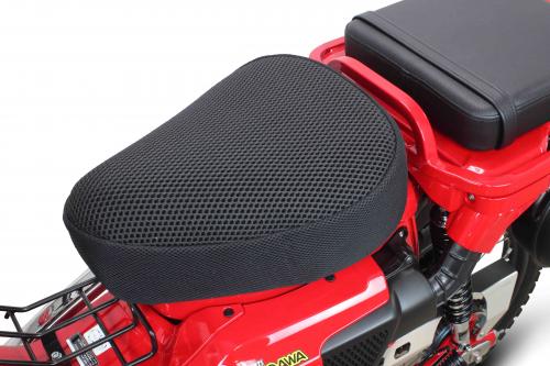 ノーマルシートに被せるだけの簡単装着で、通気性とクッション性に優れたシートへ変更することが出来ます。 多彩なシート形状に対応する為、シートカバーのサイドには伸縮メッシュ、縫い代テープにはゴム製品を採用し、汎用性を高めています。 伸縮メッシュ...