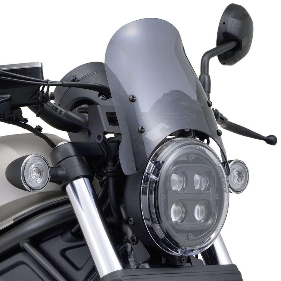 エアロバイザーのスクリーンとステーがセットになった車種別専用キット。 REBEL250/500（'20）専用品。 ●スクリーン部：ポリカーボネート製（3mm） ●ステー部：スチール製黒塗装 ●社外ウインカー装着用サービスホールM8付き。 ※...
