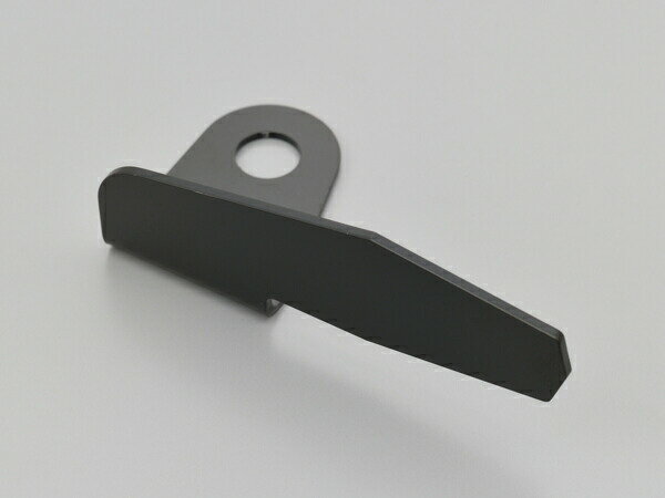 コントロールスイッチを取り付ける際に便利なステー。 ミラー取付部に装着可能。 ●スチール製ツヤ消し黒塗装仕上げ ●板厚1.6mm