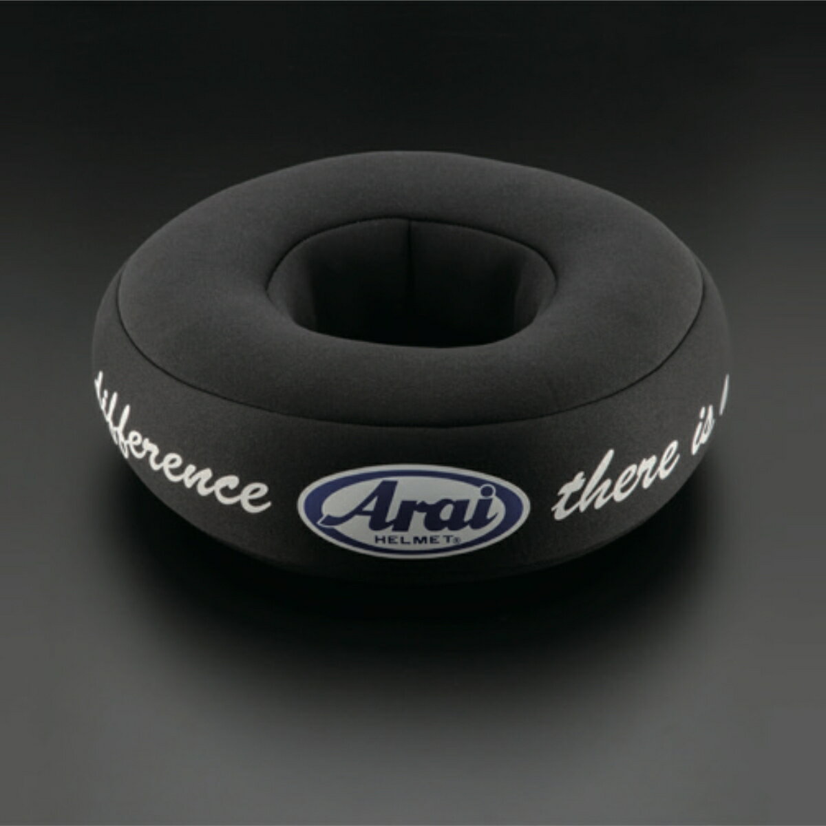 ヘルメットのシールド交換や内装の取り付け/取り外し、外装のクリーニングの際にどうしても丸いヘルメットは扱いづらいものです。アストロGXやレーシングスポイラー装着モデルにも対応できる様、直径260mm、高さ90mm、小さなビーズで構成している...