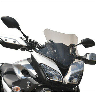 ◆適合車種 MT-09 TRACER 材質　：ポリカーボネイト樹脂 　　　(キズ軽減するハードコート加工済) サイズ(約)：H340×W395×D3.0mm カラー：ブラウンスモーク