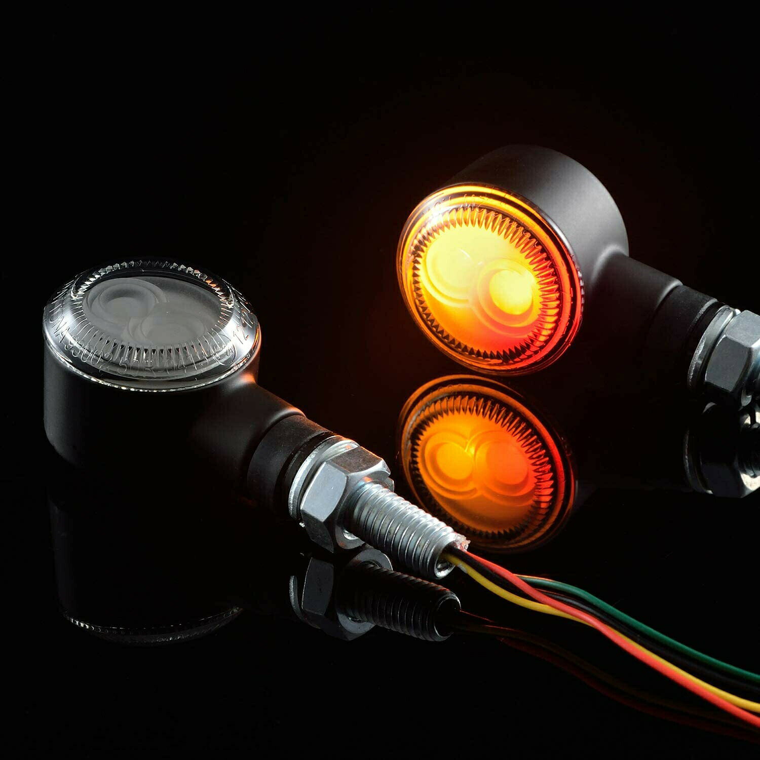 テールランプ一体型ウインカー 面発光LED採用で、コンパクトながらウインカーとテールとしての十分な機能を発揮。 様々なジャンルのカスタムに似合うシンプルなデザインです。 本体はアルミダイカスト製マットブラック塗装仕上げ。 ※テール一体のため...