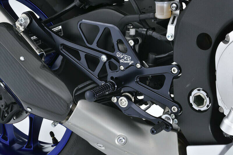 OVER Racing特有のアルミ削り出しによるスタイリッシュなデザイン。 ステップ位置は攻めた位置にレース車両のようなイメージで乗っていただけるように設計。剛性が高いので操作した時の感覚がダイレクトに伝わるので様々なスッテプワークに対応し...