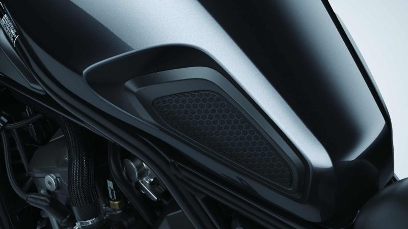 タンクの傷付きを防止する、タンクデザインに合わせた専用設計。 スペシャルメインシートのワディングともマッチするダイヤカットパターン。 耐油・耐候性に優れ、且つ衣類への色移りの無い上質なラバーを採用。 ニーグリップ性の向上にも貢献します。 ◆...