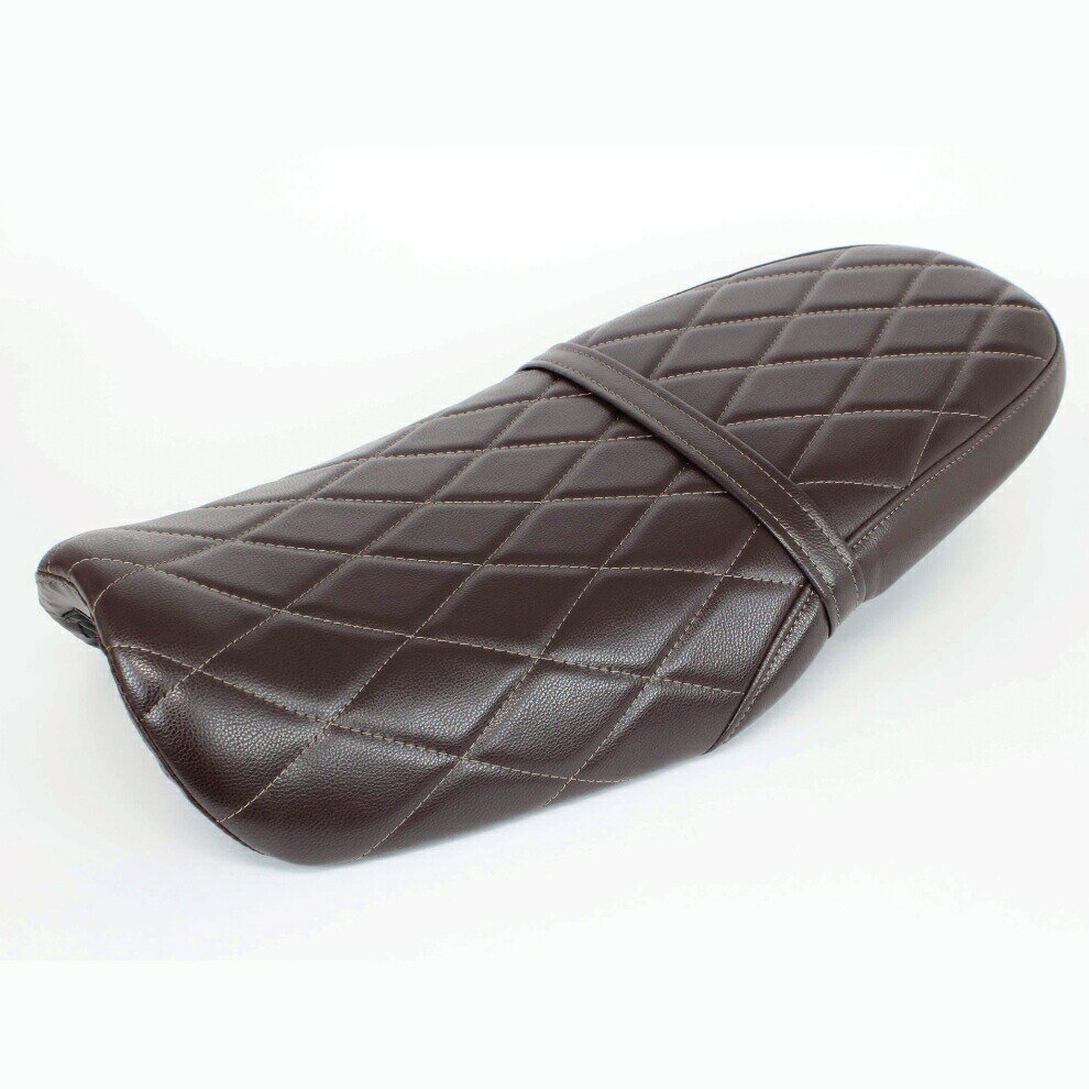 ノーマルシートに被せるだけの簡単装着で、デザイン性とクッション性に優れたシートへ変更することが出来ます。シートカバーの座面にはデザイン性を高め、車両に高級感を与えるダイヤモンドステッチを採用。 又、サイドにプレーンなデザインを採用することで...