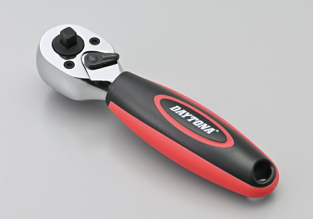 これひとつで1/4と3/8サイズのソケットが使用できる 1/4角と3/8角のダブルヘッドラチェットレンチ。 手のひらに収まるサイズで、狭い場所でも使いやすく、工具箱の中でもかさばりません。 ラチェットの最小回転角は5°（72ギア）と細かい回...