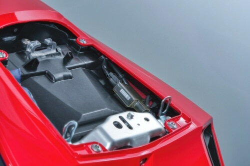 コネクターの表裏を問わずに挿入可能なType-Cコネクタの採用で、接続時の煩わしさを軽減します。 接続した機器を自動判別し最適な充電が可能です。 使用範囲:5V-3A ◆適合車種：HONDA CBR600RR（PC40-1800001〜） ...