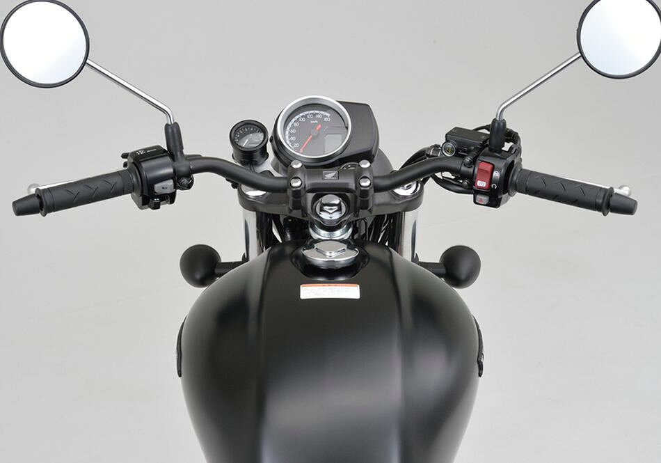 ◆適合車種 GB350(‘21) ポジションをスポーティにチェンジ 純正ハンドルよりグリップ位置を15mm低く、若干手前内側に絞ることで生まれる程よい前傾姿勢がスポーティなLOWスタイルハンドル。 エンド部には6mmネジ穴加工済みなので、純...