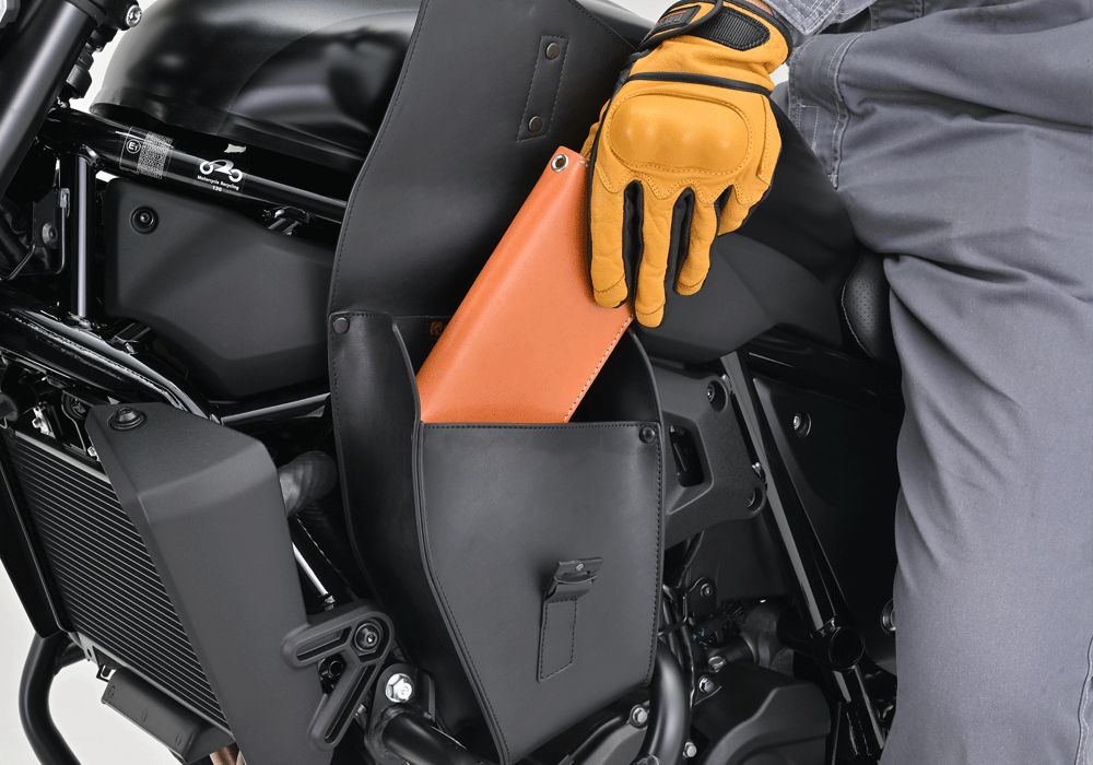 ◆適合車種 ELIMINATOR SE（’24） ELIMINATOR （’24） フレーム空間を隠す、新たな収納スタイル ベルトで固定するだけなので取り付けが簡単なフレームバッグ。 ELIMINATOR専用設計なので車体のイメージを崩さず...