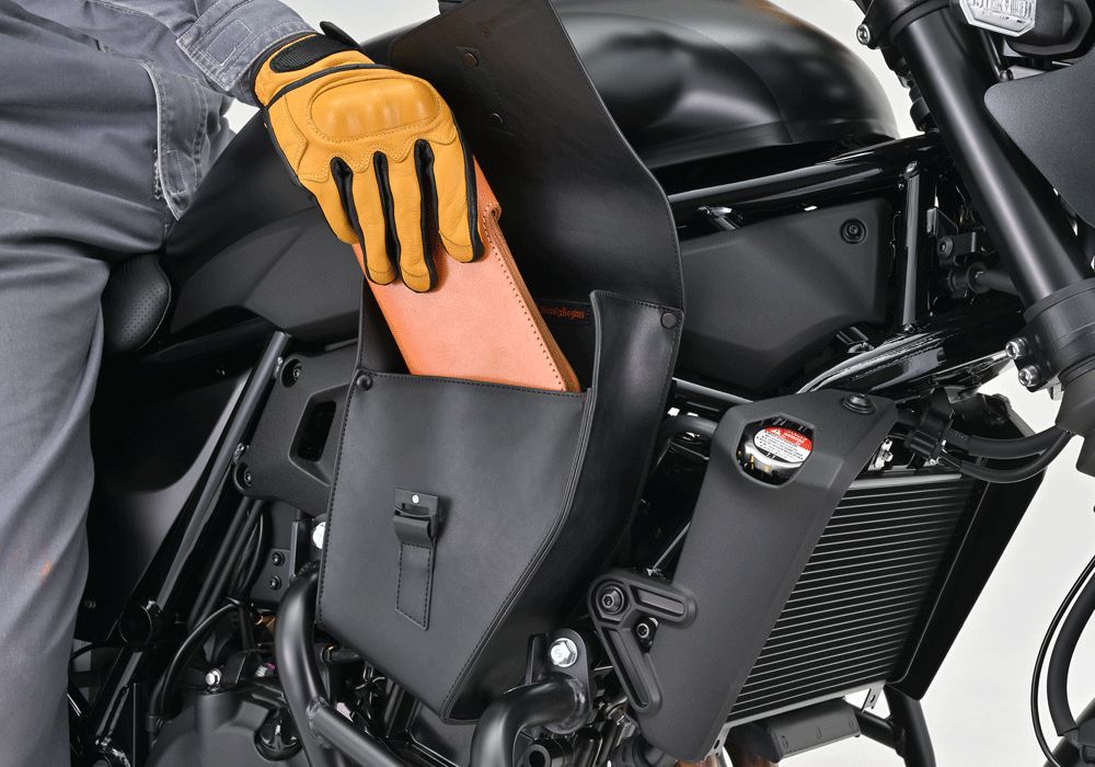 ◆適合車種 ELIMINATOR SE（’24） ELIMINATOR （’24） フレーム空間を隠す、新たな収納スタイル ベルトで固定するだけなので取り付けが簡単なフレームバッグ。 ELIMINATOR専用設計なので車体のイメージを崩さず...