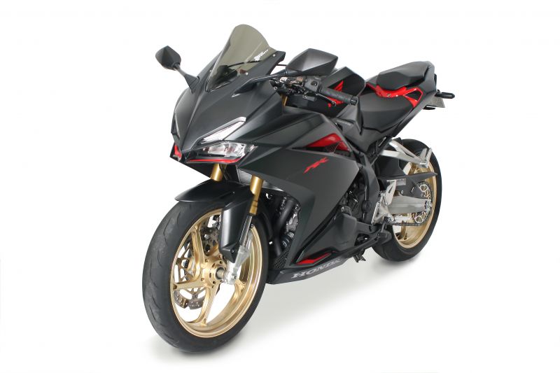 ◆適合車種 CBR250R(14-16) CBR350R(14-16) ABS可 二段形状で、ライダーが伏せた際に防風効果を発揮。 また整流効果にも優れる、スポーツ、レース走行向け。