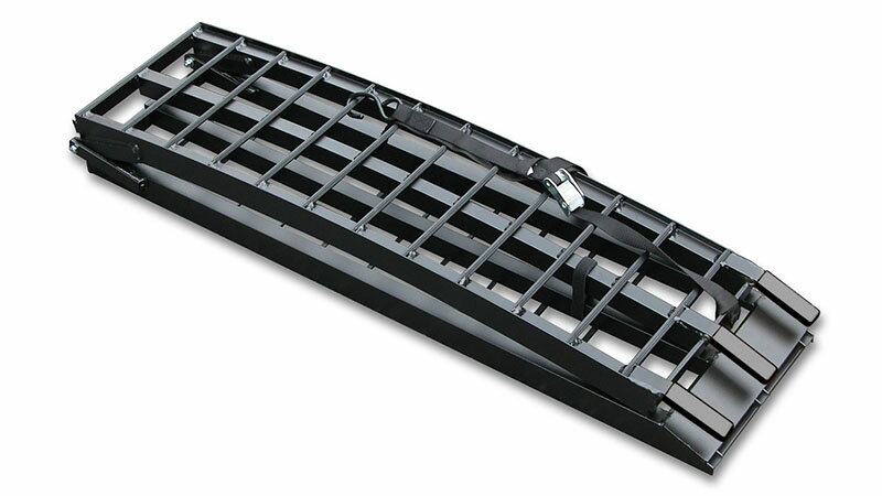 【使用時寸法】308×2100mm 【最大積載重量】339kg 【折りたたみ時寸法】308×1140×140mm 【色】ブラック 【付属品】タイダウンベルト 1本 ハーレーや国産アメリカンなど車高の低い車両でも底打ちし難いアーチ状のラダーレ...