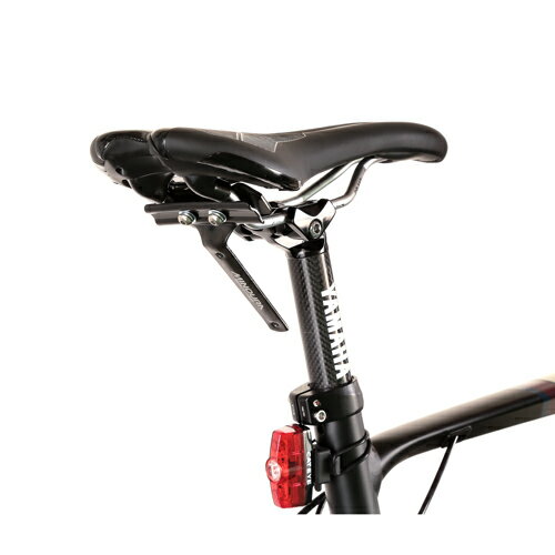 サドル（シートレール）取付タイプのボトルケージホルダ 重量：80g ※ご注意 装着時はリフレクタブラケットを使用し、リフレクタをシートステーに移設してください。 サドルバックとの同時装着は出来ません。 メーカー取寄せのため、納期に1週間程度...