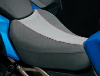■適合車種 GSX-S1000GT （GSX-S1000TRQM5） 色：黒/グレー GSX-S　GTロゴ入り 標準装着品シートを取り外して装着します。