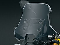 ■適合車種 Vストローム800DE （DL800DERCM4） 標準装備品スクリーンを取り外して装着します。 標準スクリーンより80mm長くなります。