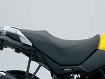 ■適合車種 Vストローム650/XT ABS （DL650AM5/XAM5） 標準装備シートを取り外して装着します。 着座面が約20mm高くなります。