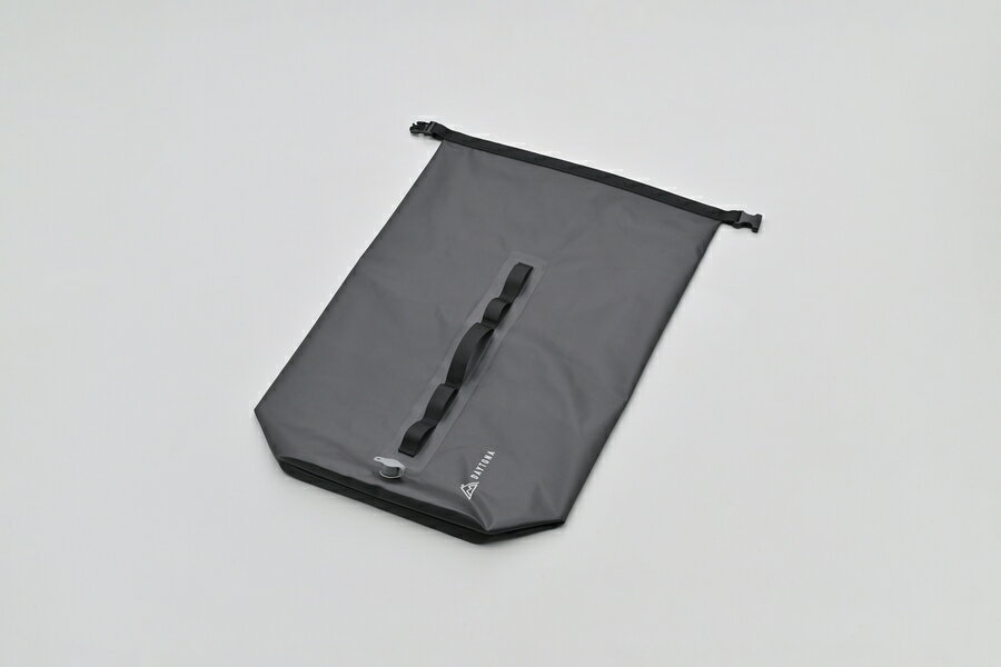 テントなどの濡れモノの撤収に便利な防水バッグ。 エアバルブ付きで、コンパクトに圧縮したり、ハイブリットマットのエアポンプとしても使用可能。 デイジーチェーン付きで、Henly Begins シートバッグへの固定にも便利。 ・カラー：ブラック...