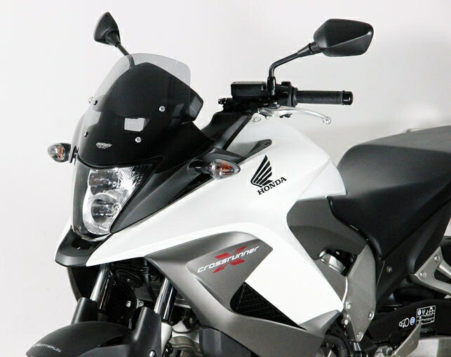 カタログ品番: MO066S メーカー品番: 4025066131402 JANコード: 4548664822966 「スクリーン オリジナル」は、純正同等形状のスクリーンです。ノーマルのデザイン・雰囲気を崩さず、さり気ないドレスアップが可...