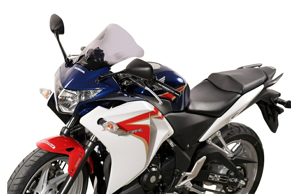 カタログ品番: MR063S メーカー品番: 4025066130528 JANコード: 4548664612437 (寸法:純正長 +45mm) 「スクリーン レーシング」は、スクリーン中央部がドーム状に盛り上がったスクリーンです。伏せた...
