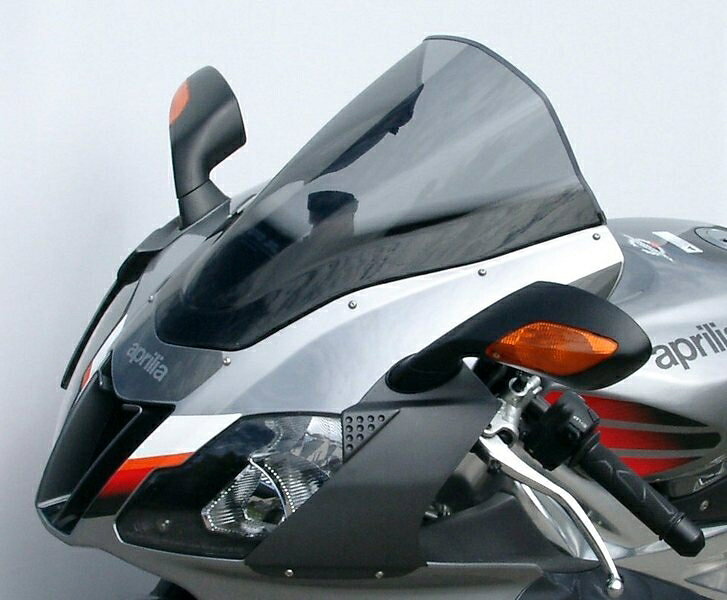 カタログ品番: MR726S メーカー品番: 4025066092536 JANコード: 4547424315601 (寸法:純正長 +10mm) 「スクリーン レーシング」は、スクリーン中央部がドーム状に盛り上がったスクリーンです。伏せた...