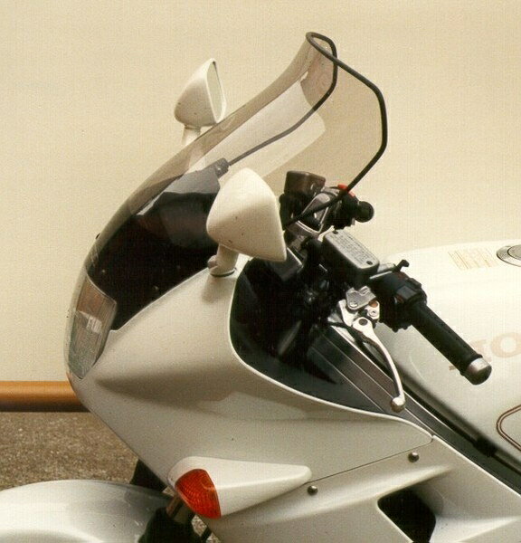 カタログ品番: MT025S メーカー品番: 4025066100224 JANコード: 4547567732761 グラデ-ション有り (寸法:純正長 +100mm) 「スクリーン ツーリング」は、全長を長めに成型したスクリーンです。走行...