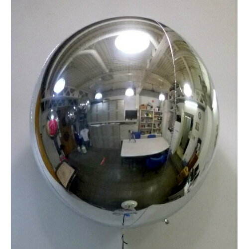 球体のシルバーバルーン サイズ：113cm（膨らませ後 約80cm） ガス容量：350リットル／浮力：約250g ※吊るすための紐などは付属していません。 ※32インチ4/Bバルーンとしてご利用いただけます。