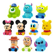 商品サイズ：W3.6×H4×D3.5cm（種類により異なります） ディズニーキャラクターのおすわり人形♪ 水に浮かべてぷかぷかすくえる楽しいアイテムです。 人形を押すと「ピー」と音が鳴ります♪ 48パイのカプセルにも入るので、ガチャガチャの...