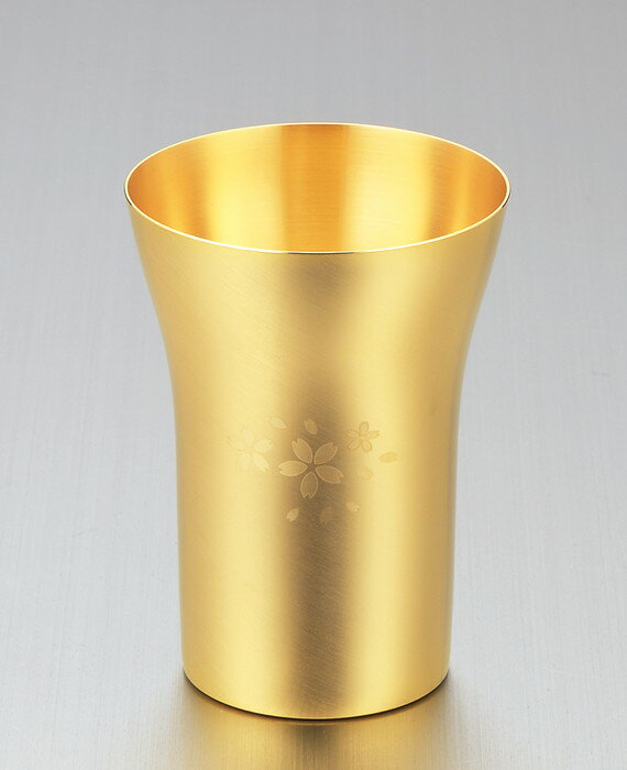 【2024 STAGE GIFT CATALOG】シリーズはコチラ 【商品名】 「金の贅 桜」18-8ステンレス金メッキ仕上げタンブラー・小（桜） 【JANコード】 4941012206010 【カタログコード】 24042-03 【商品コ...