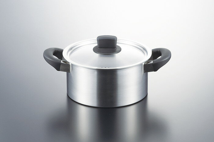 【2022 STAGE GIFT CATALOG 229シリーズ】はコチラ 【商品名】 「創燕」両手鍋20cm 【品番】 SE-04 【商品コード】 0649010 【材質】 本体：ステンレス鋼（クロム19％）、底の厚さ：1.2mm、蓋：ス...