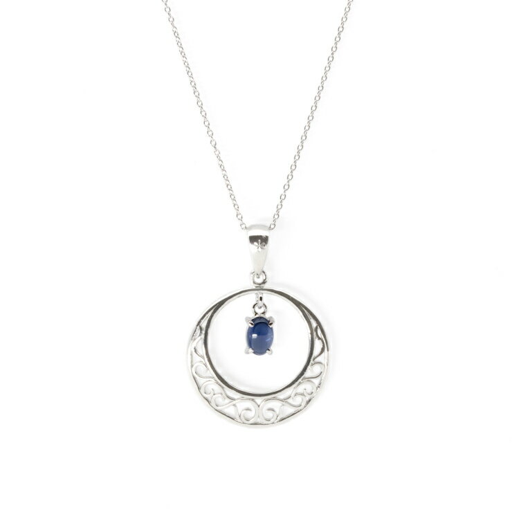 Moon Pendant/Sapphire月のペンダント サファイア月の光を味方にし、日々の生活を明るく輝かせてほしい。願いを込めたデザインを、職人の手で一つひとつ形にしたペンダントです。誕生石を使った月のペンダントすべての輝く女性のために...
