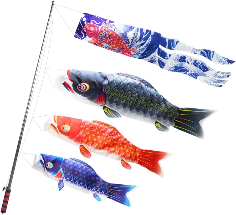 商品情報【鯉のぼりセットの内容】吹流し0.7M、黒鯉0.7M、レッド鯉0.5M、青鯉0.4M、伸縮ポール(最大2M 収納0.26M）、ロープ、日本語説明書カード。小さいなサイズで、室内やベランダに飾るとピッタリ！【品質素材採用】鯉の素材には...